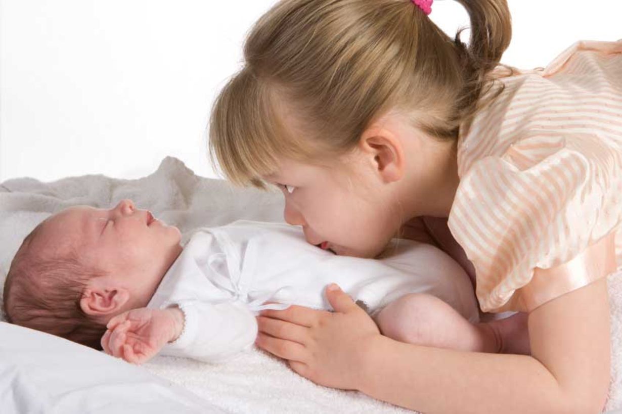 Para a mãe com uma criança e um bebê