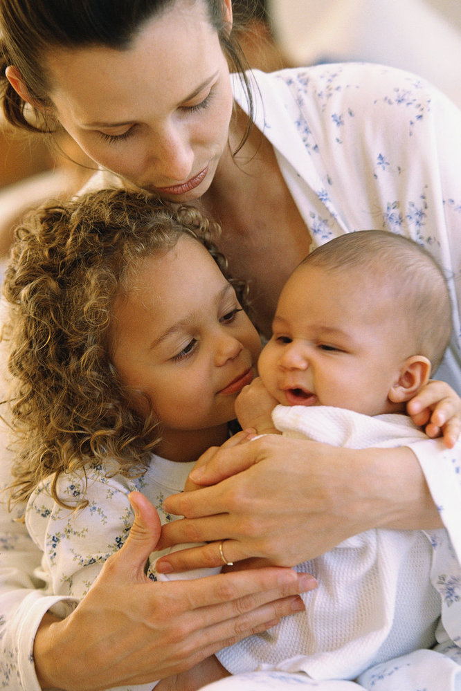 Para a mãe com uma criança e um bebê